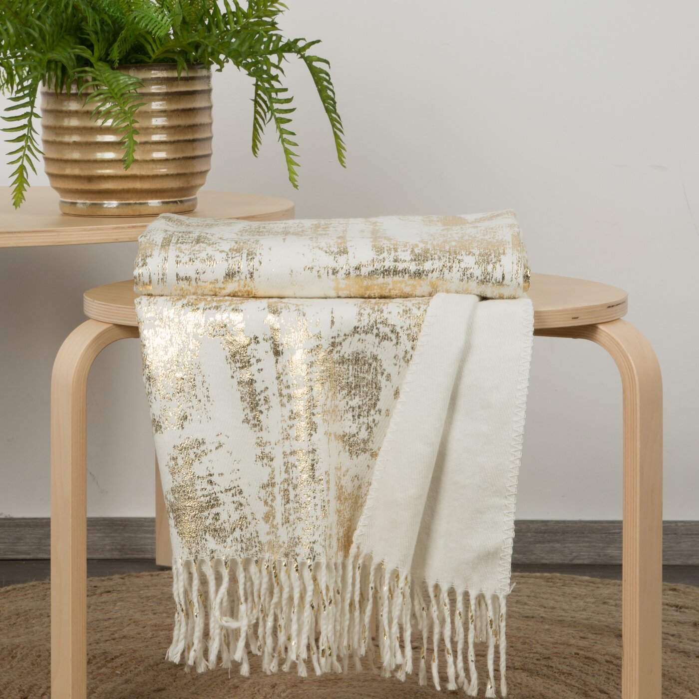 Miękki w dotyku koc bawełniano-akrylowy ze złotymi przetarciami i ...